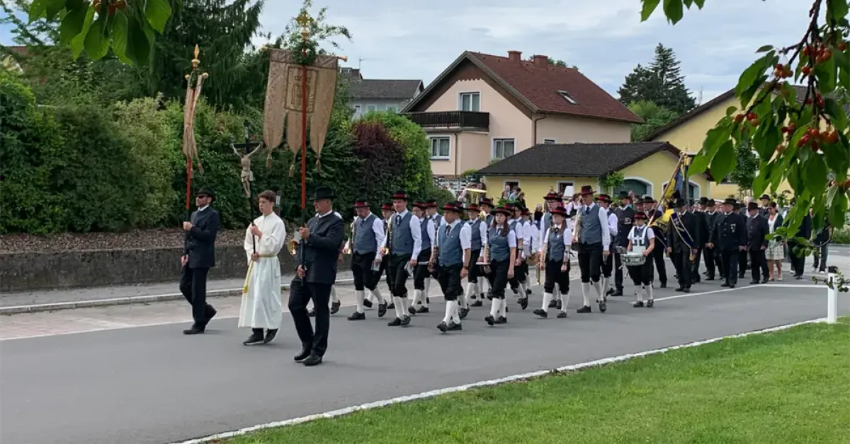 Fronleichnamsprozession in der Kapellengasse - Pfarrverband